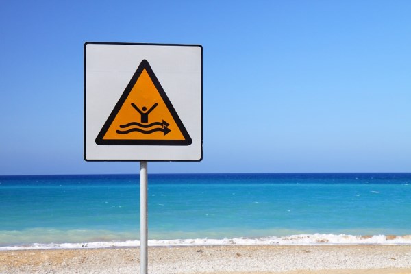 12 Funny Signs found at the Beach - beach signs, funny beach - Oddee