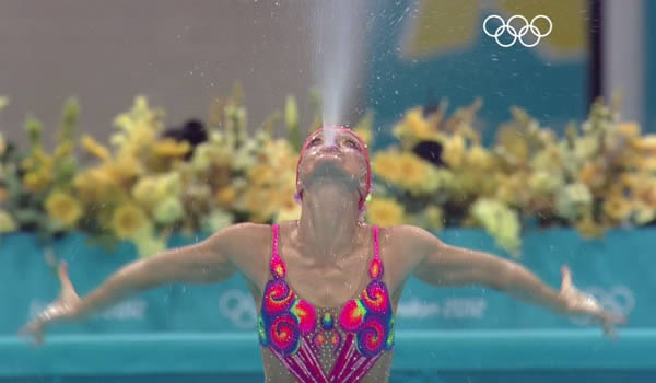 13 Perfectly Timed Photos in Synchronized Swimming - Oddee