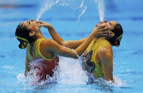 13 Perfectly Timed Photos In Synchronized Swimming Oddee