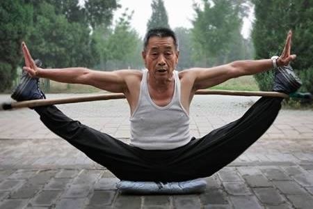 12 Craziest Flexible People Stretching in Public - contortionists ...