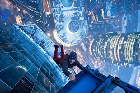 12 Most Shocking Photos of People Risking Their Lives - shocking photos ...