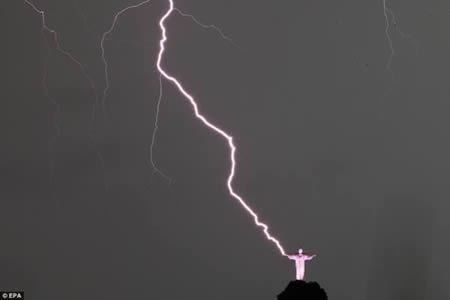 10 Most Impressive Photos of Lightning Striking Famous Places ...